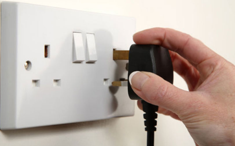 Do not touch the Electrical Outlets When It’s Hot - STS Contractors